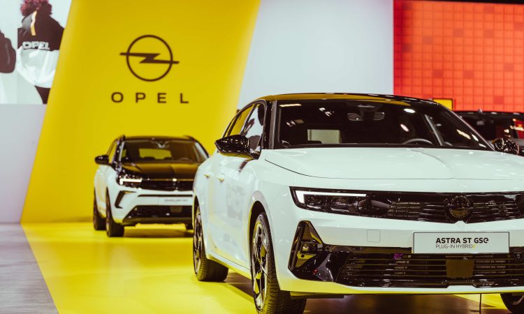 Florian Huettl, CEO da Opel, apresentou quatro estreias mundiais em ...